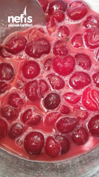 Vişne Soslu Su Muhallebisi - Nefis Yemek Tarifleri