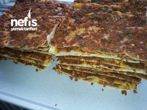 Firin Tepsisinde Büyük Lahmacunlar - Nefis Yemek Tarifleri
