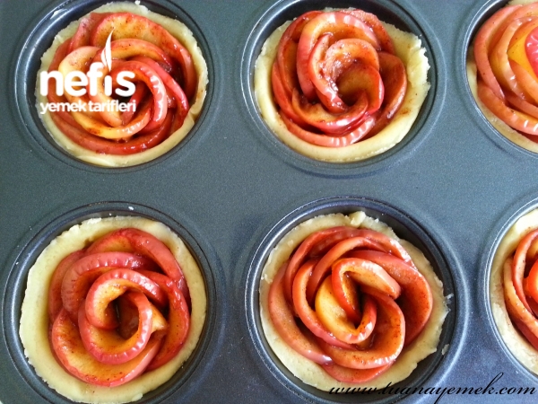 Gül Şekilli Elmalı Pay - Nefis Yemek Tarifleri