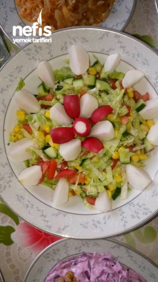 Karışık Mevsim Salatası Tarifi - Nefis Yemek Tarifleri