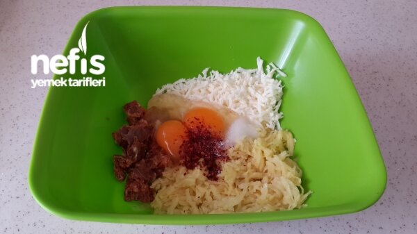 Tavada Sucuklu Patates - Nefis Yemek Tarifleri