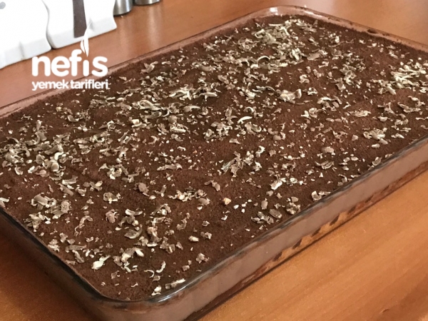 Sade Kek Üzerine Çikolatalı Pasta - Nefis Yemek Tarifleri
