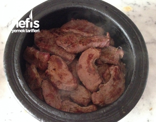 Taş Güveçte Parça Etli Güveç (Steak Tava) - Nefis Yemek Tarifleri