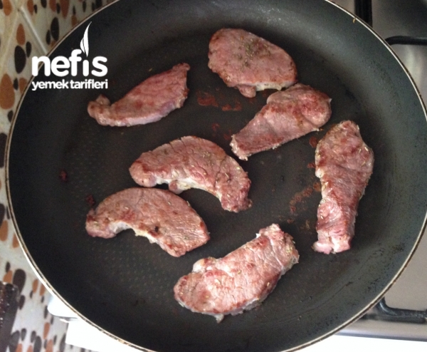 Taş Güveçte Parça Etli Güveç (Steak Tava) - Nefis Yemek Tarifleri