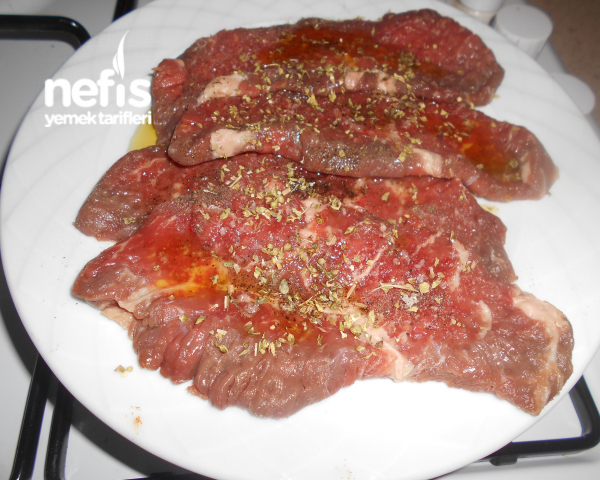 Baharatlı Patetesli Domates Soslu Fırında Biftek - Nefis Yemek Tarifleri