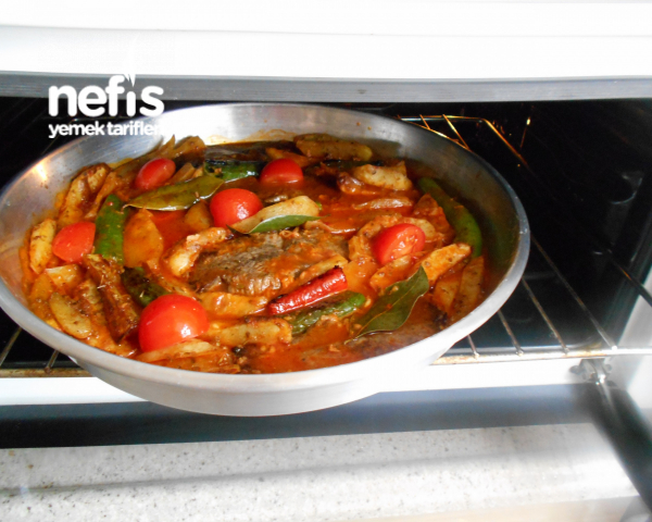 Baharatlı Patetesli Domates Soslu Fırında Biftek - Nefis Yemek Tarifleri