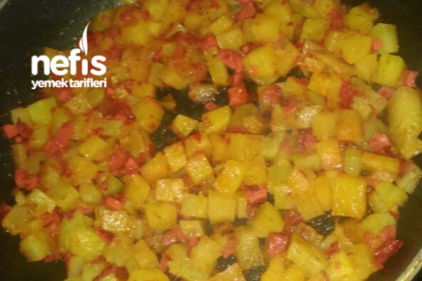 Salçalı Sosisli Patates - Nefis Yemek Tarifleri - #4296193