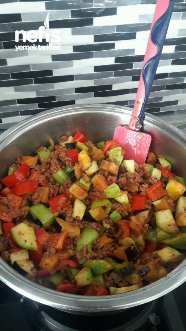 Beşamel Soslu Kıymalı Sebze Güveç - Nefis Yemek Tarifleri