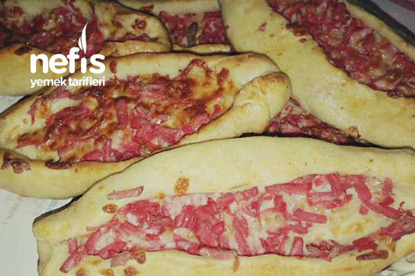 Kaşarlı Sosisli Pide - Nefis Yemek Tarifleri