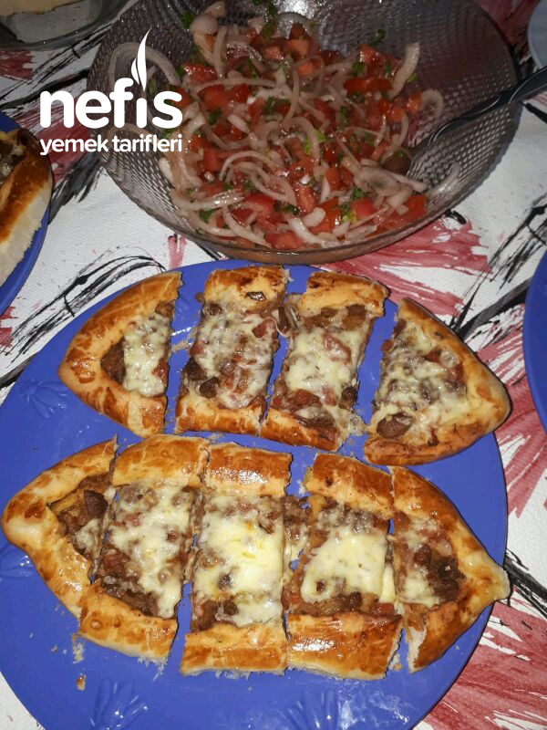 Sosisli Ve Kuşbaşılı Kaşarlı Pideler - Nefis Yemek Tarifleri