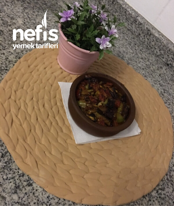 Güveç Tabaklarında Etli Güveç - Nefis Yemek Tarifleri