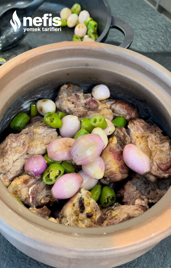 Güveçte Kuzu Gerdan Kebabı - Nefis Yemek Tarifleri