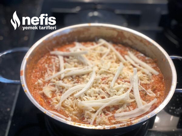 Kaşarlı Sucuklu Çakallı Menemeni - Nefis Yemek Tarifleri