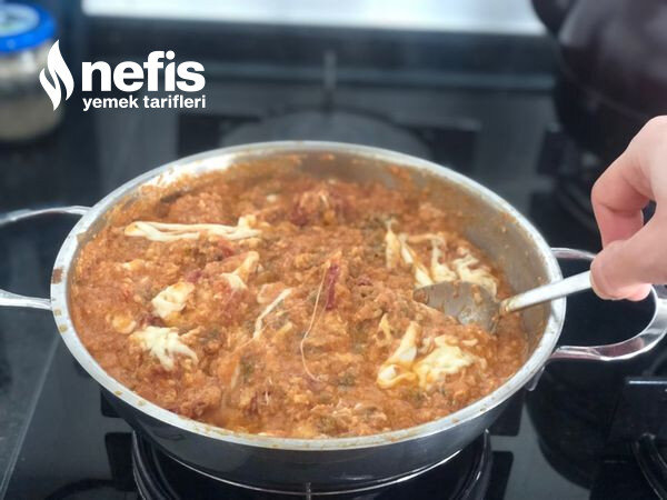 Kaşarlı Sucuklu Çakallı Menemeni - Nefis Yemek Tarifleri