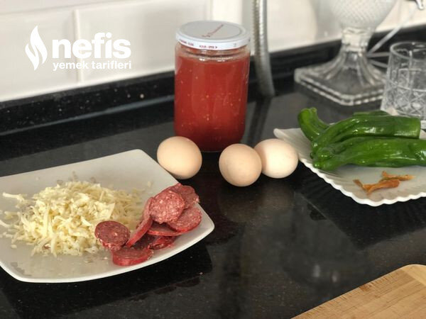 Kaşarlı Sucuklu Çakallı Menemeni - Nefis Yemek Tarifleri