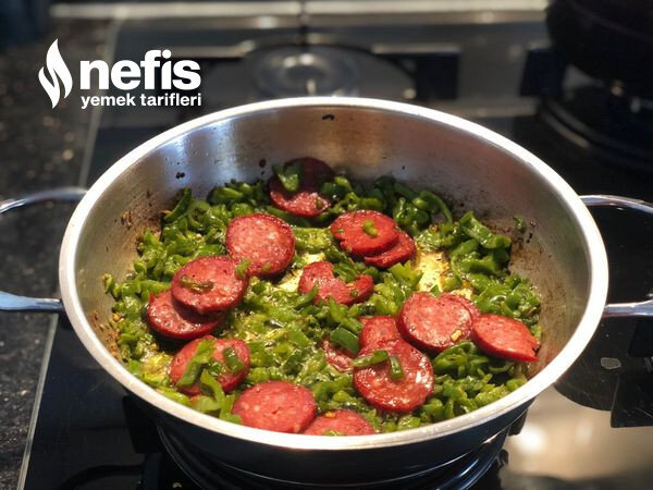 Kaşarlı Sucuklu Çakallı Menemeni - Nefis Yemek Tarifleri