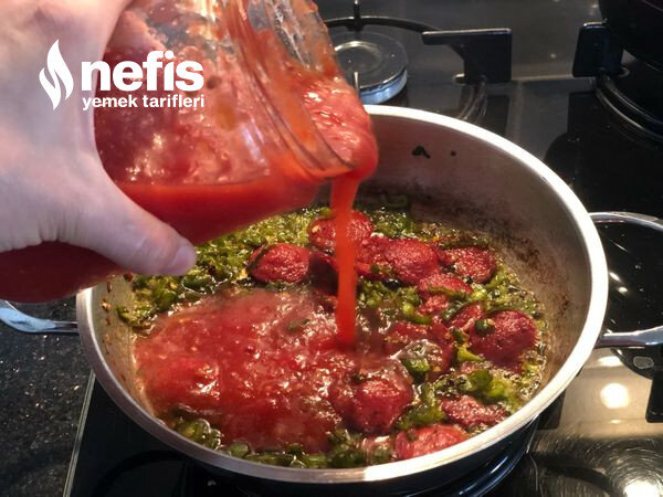 Kaşarlı Sucuklu Çakallı Menemeni - Nefis Yemek Tarifleri