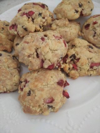 Çilekli Çikolatalı Dev Cookies - Nefis Yemek Tarifleri